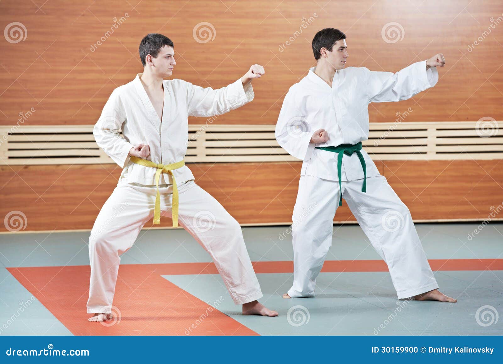 Zwei-mann an Taekwondo-Übungen Stockfoto - Bild von kämpfer, tätigkeit ...