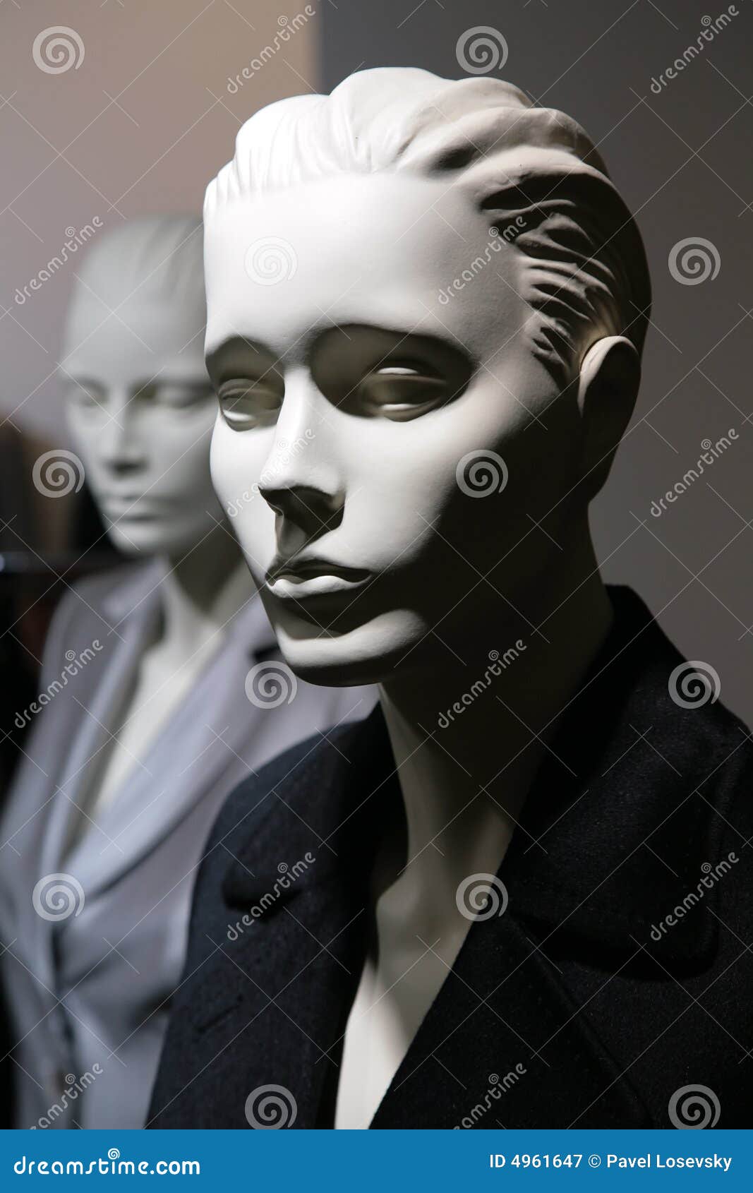 Zwei Mannequine in Den Jacken Stockbild - Bild von einkaufszentrum ...