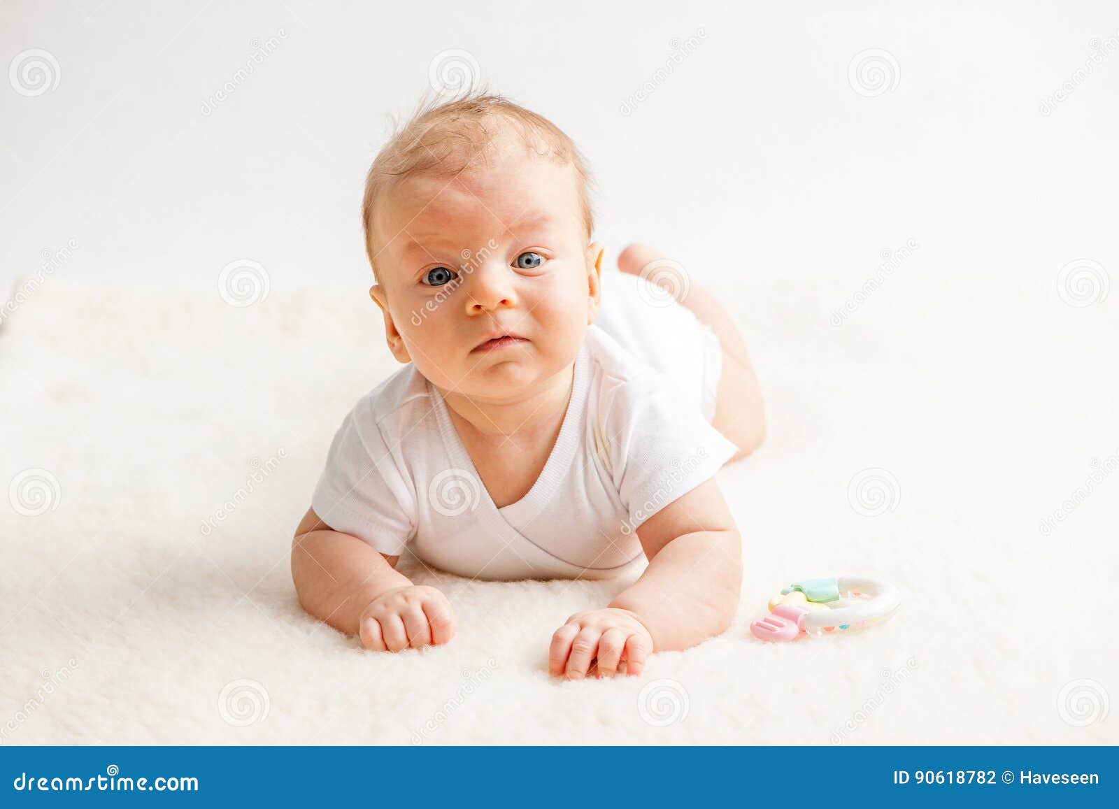 Zwei Monate alte Baby stockfoto. Bild von freundlich - 90618782