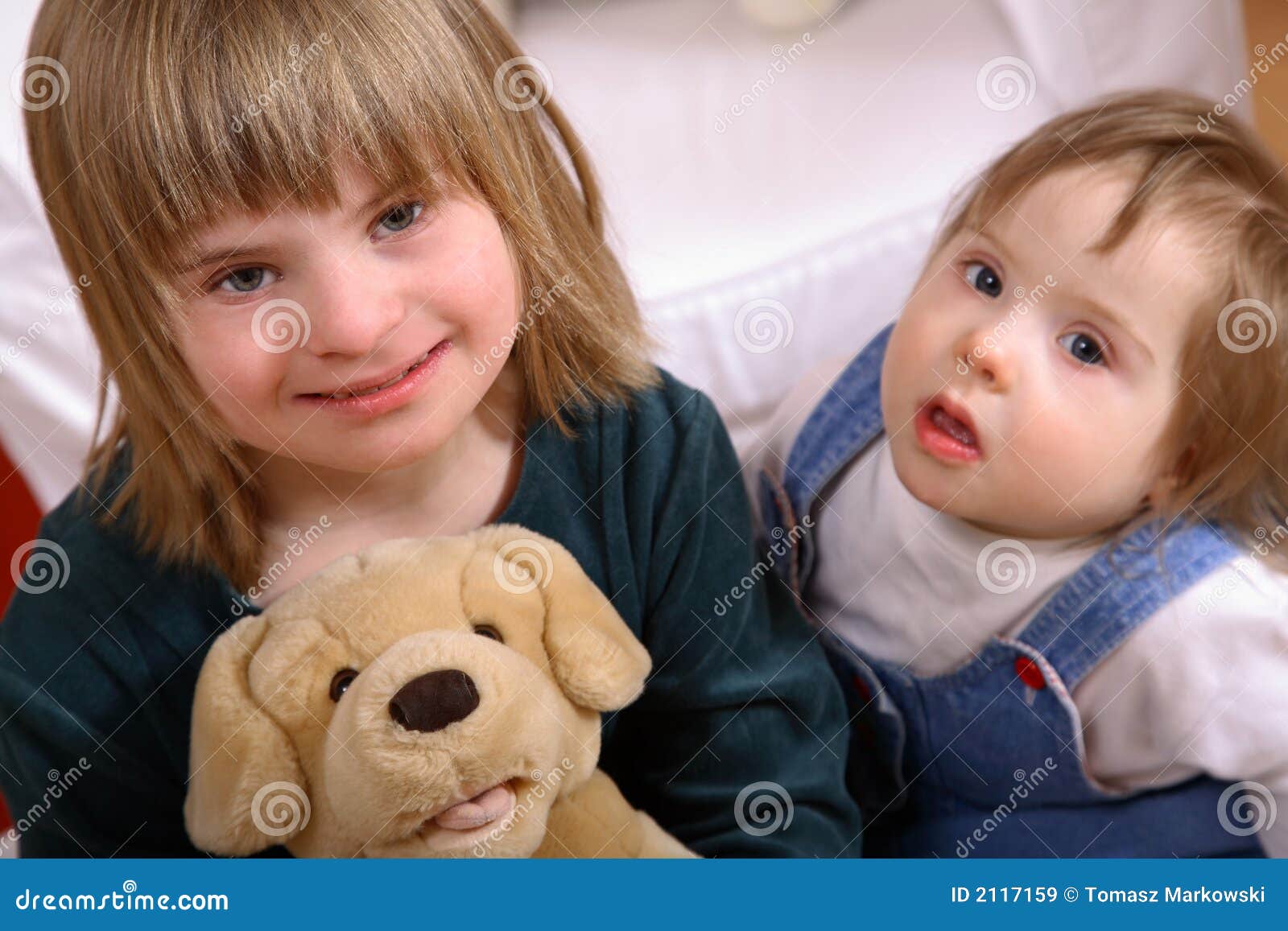 Zwei Nette Behinderte Mädchen Stockbild - Bild von grinsen, kinder: 2117159