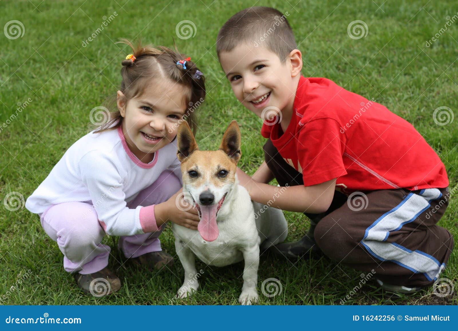 Zwei Nette Glückliche Kinder Mit Hund Stockfoto - Bild von freunde ...