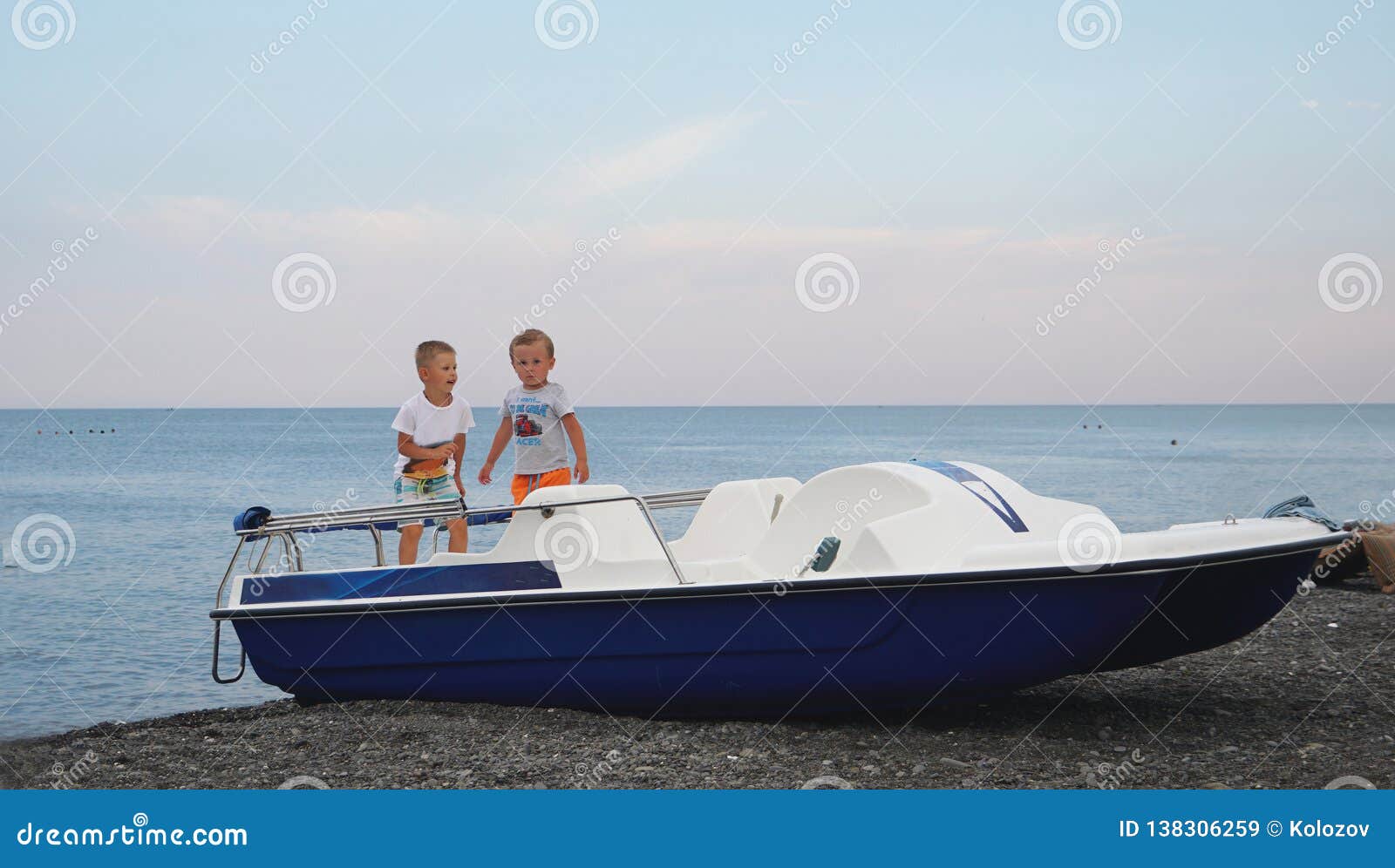 Zwei Nette Jungen Auf Dem Boot Im Meer Stockbild - Bild von freude ...