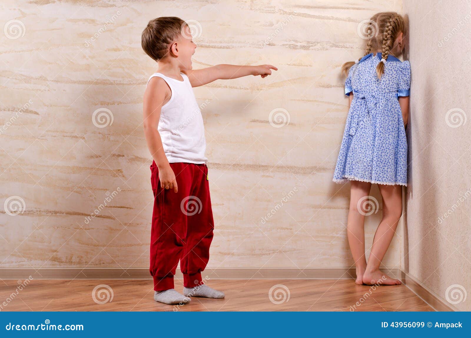 Zwei Nette Kinder, Die Verstecken Spielen Stockbild - Bild von ...