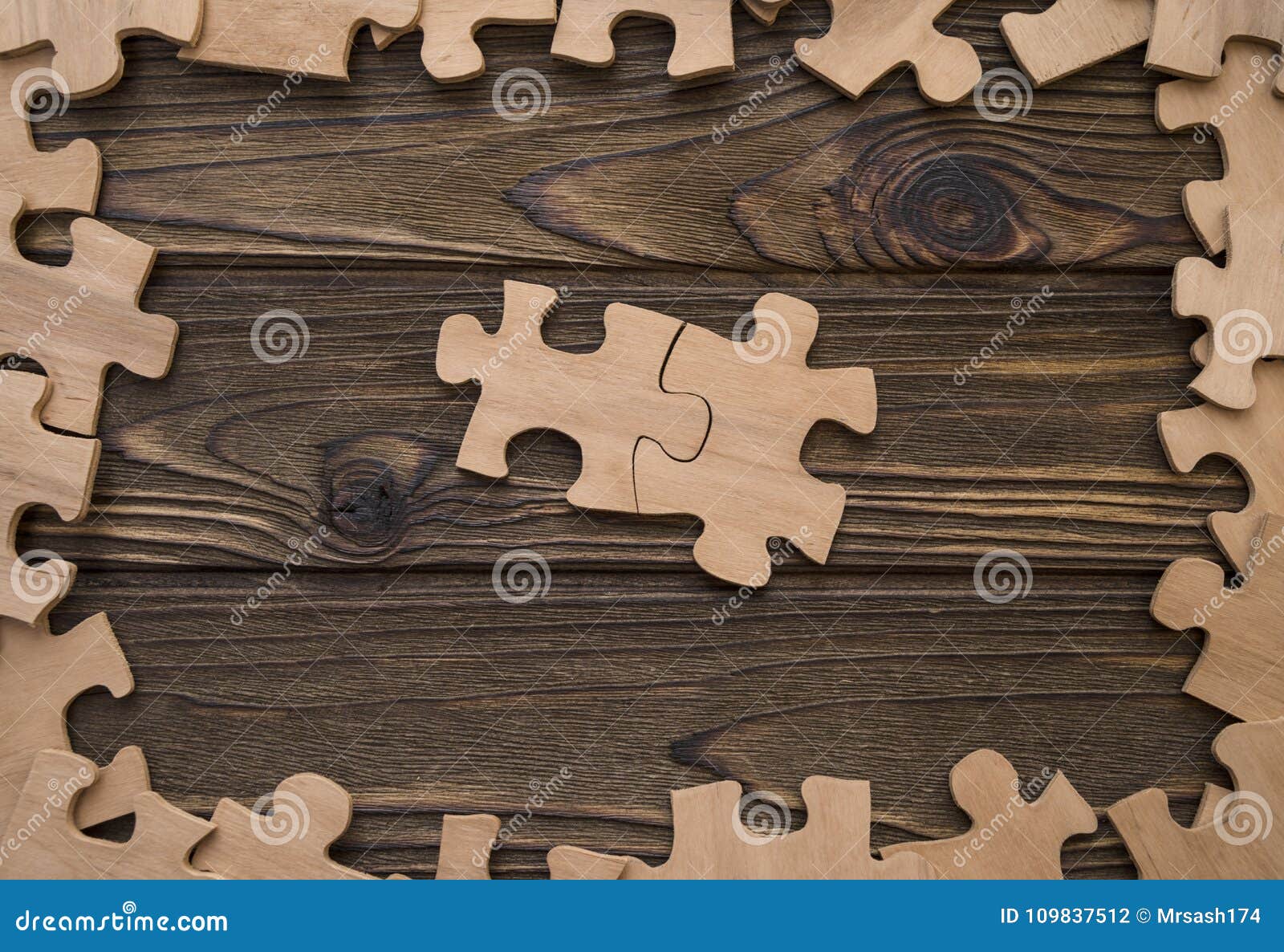 Zwei Puzzleteile Werden in Der Mitte Angeschlossen Stockfoto - Bild von ...