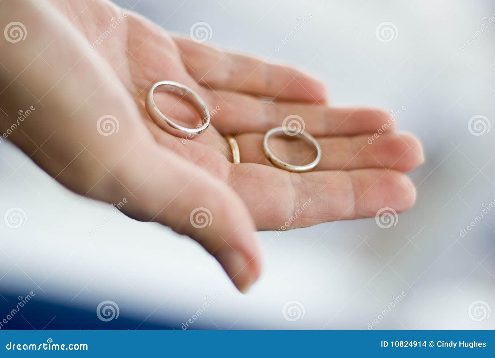 Zwei Ringe in der Hand stockfoto. Bild von himmel, blau - 10824914
