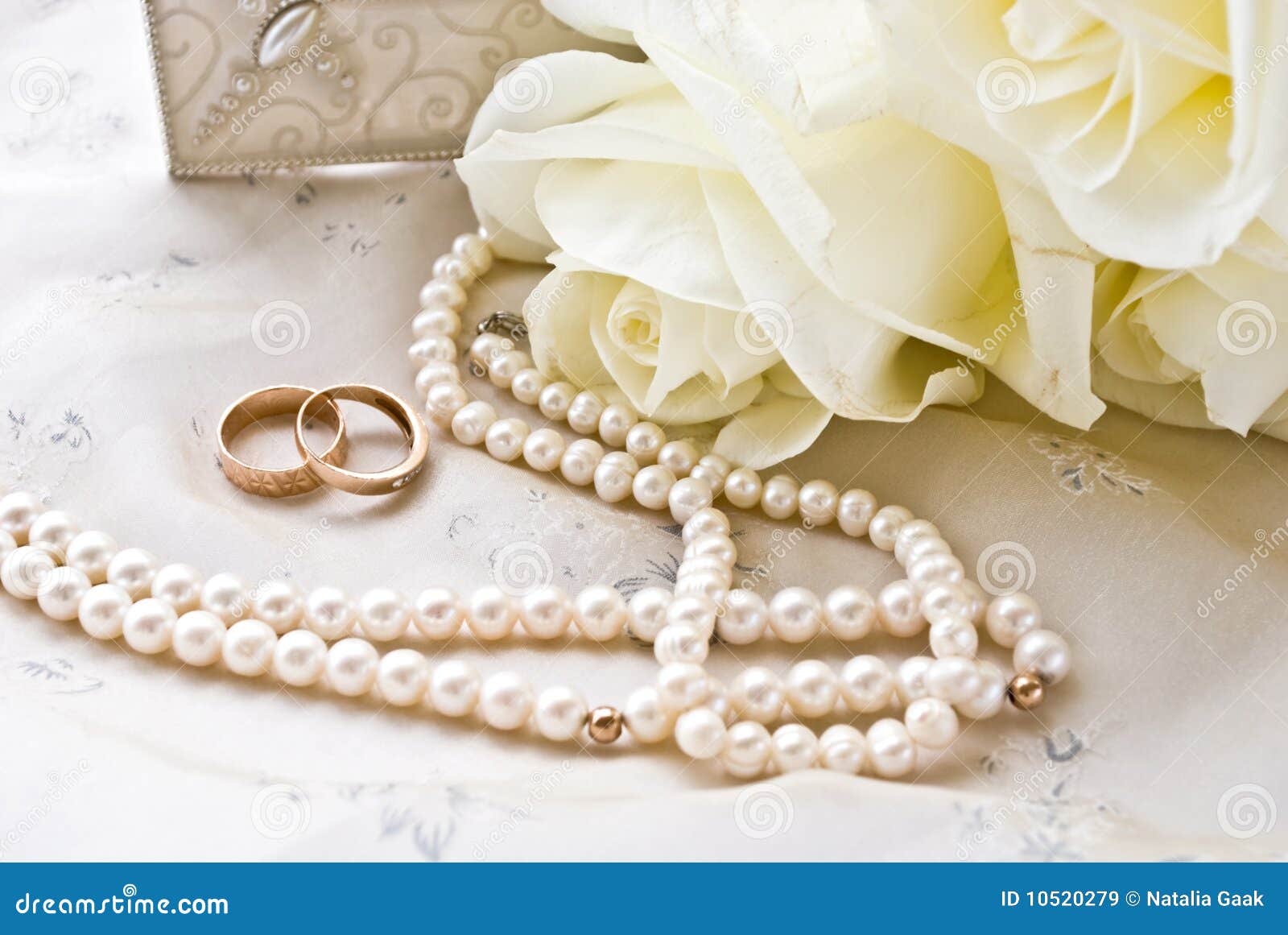 Zwei Ringe und Perlen stockbild. Bild von schmuck, blättchen - 10520279