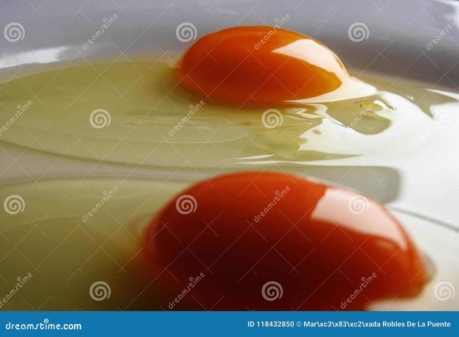 Zwei Rohe Eier Auf Einer Platte Stockfoto - Bild von koch, nahrung ...