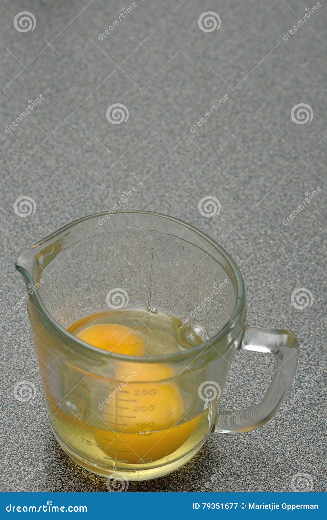 Zwei Rohe Eier in Einer Messenden Schale Stockbild - Bild von organisch ...