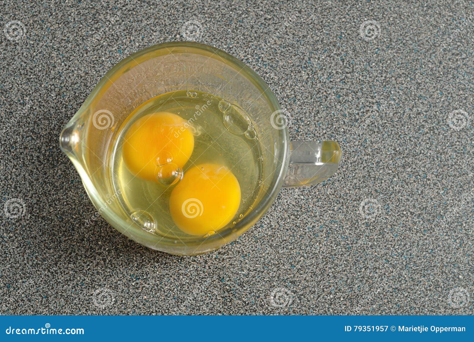 Zwei Rohe Eier in Einer Messenden Schale Stockbild - Bild von protein ...