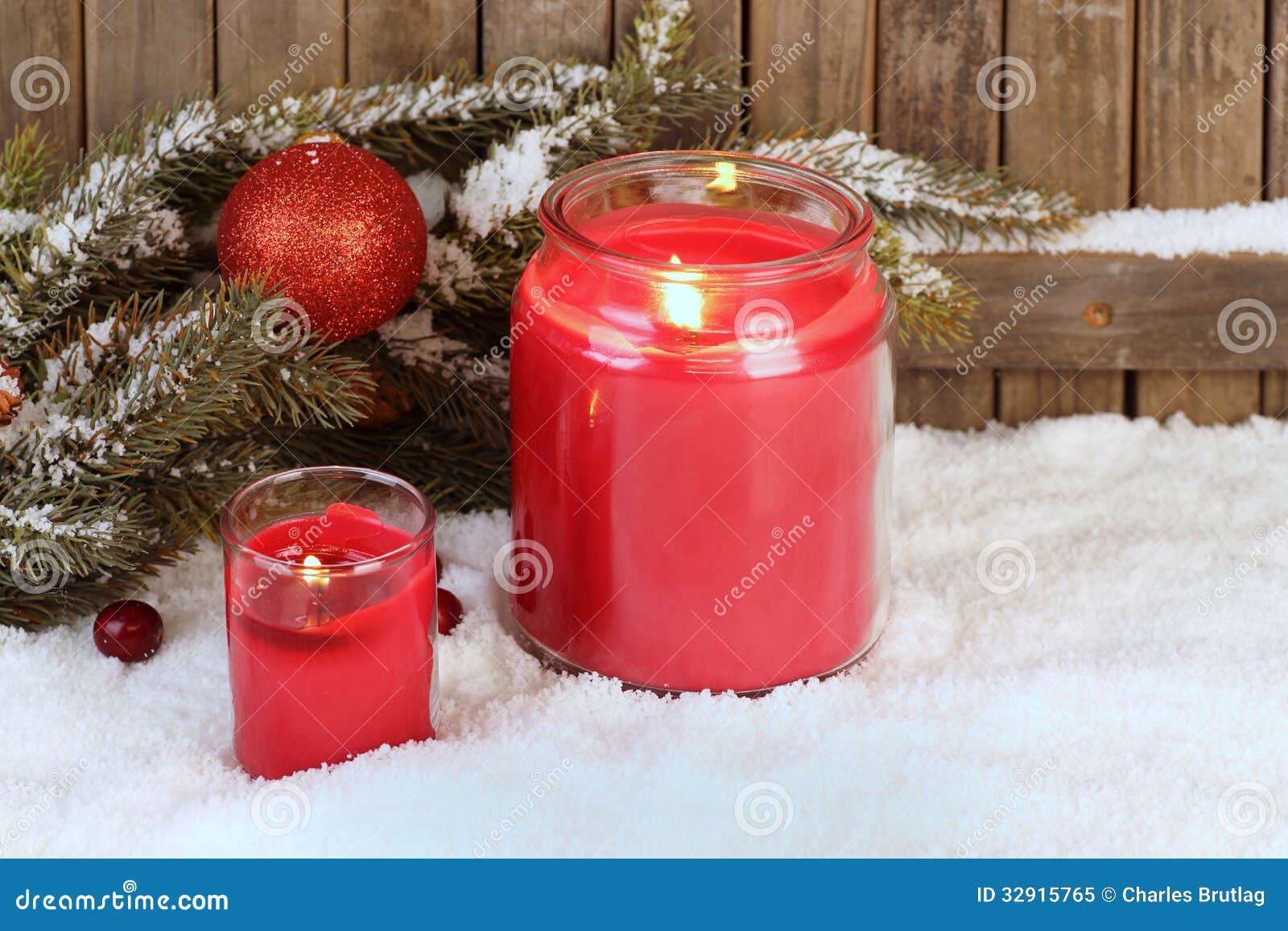 Zwei rote Weihnachtskerzen stockbild. Bild von kerze - 32915765