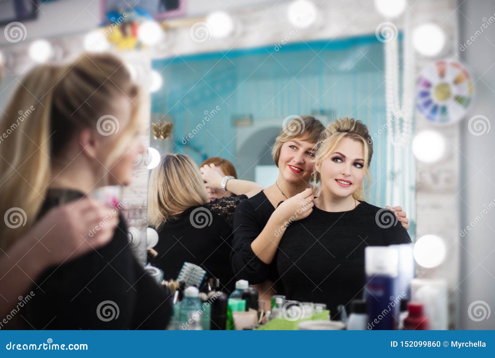 Zwei Schne Junge Frauen Schauen Im Spiegel Im Schnheitssalon Haar Und