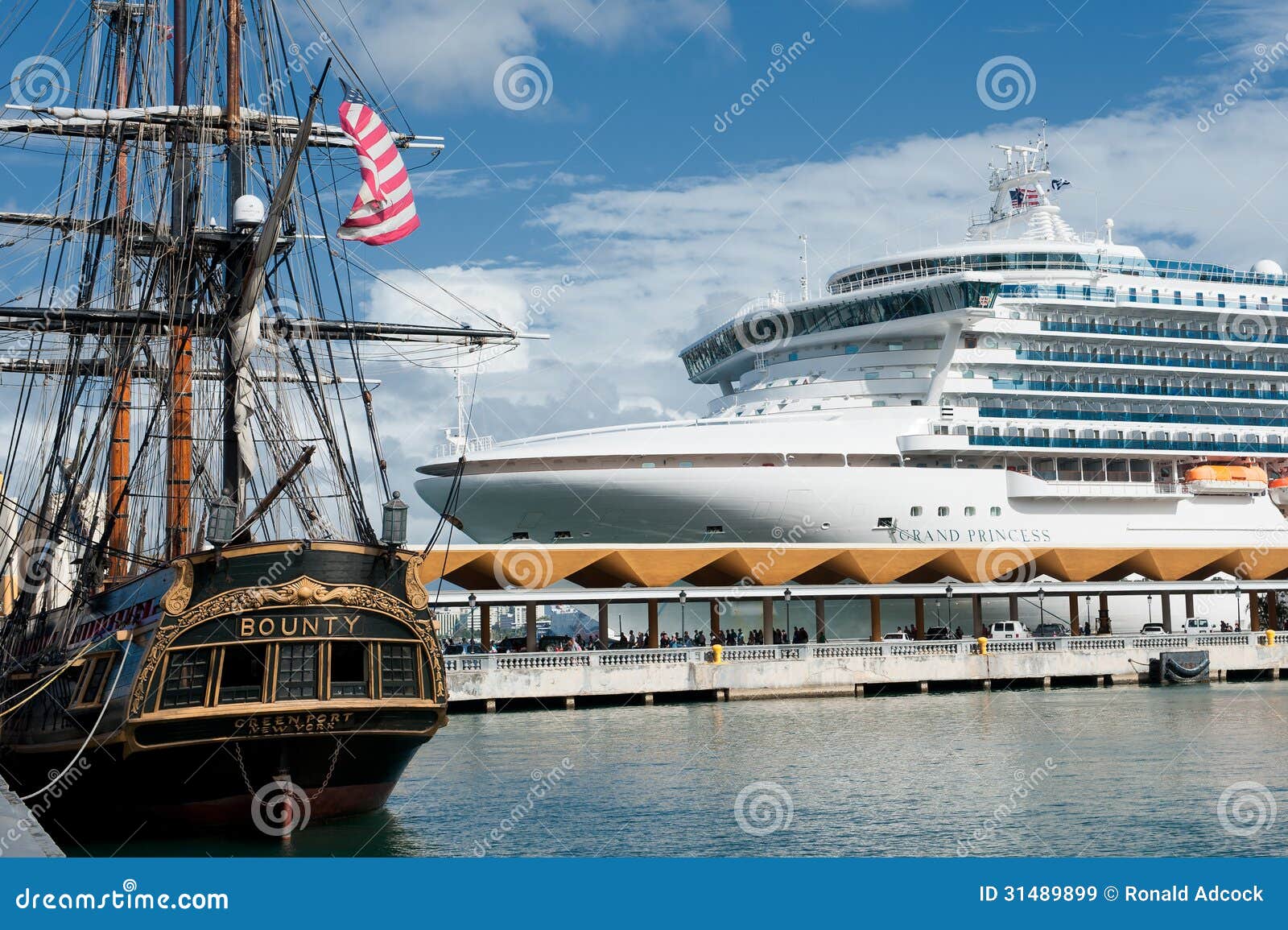 Zwei Schiffe redaktionelles stockbild. Bild von segel - 31489899