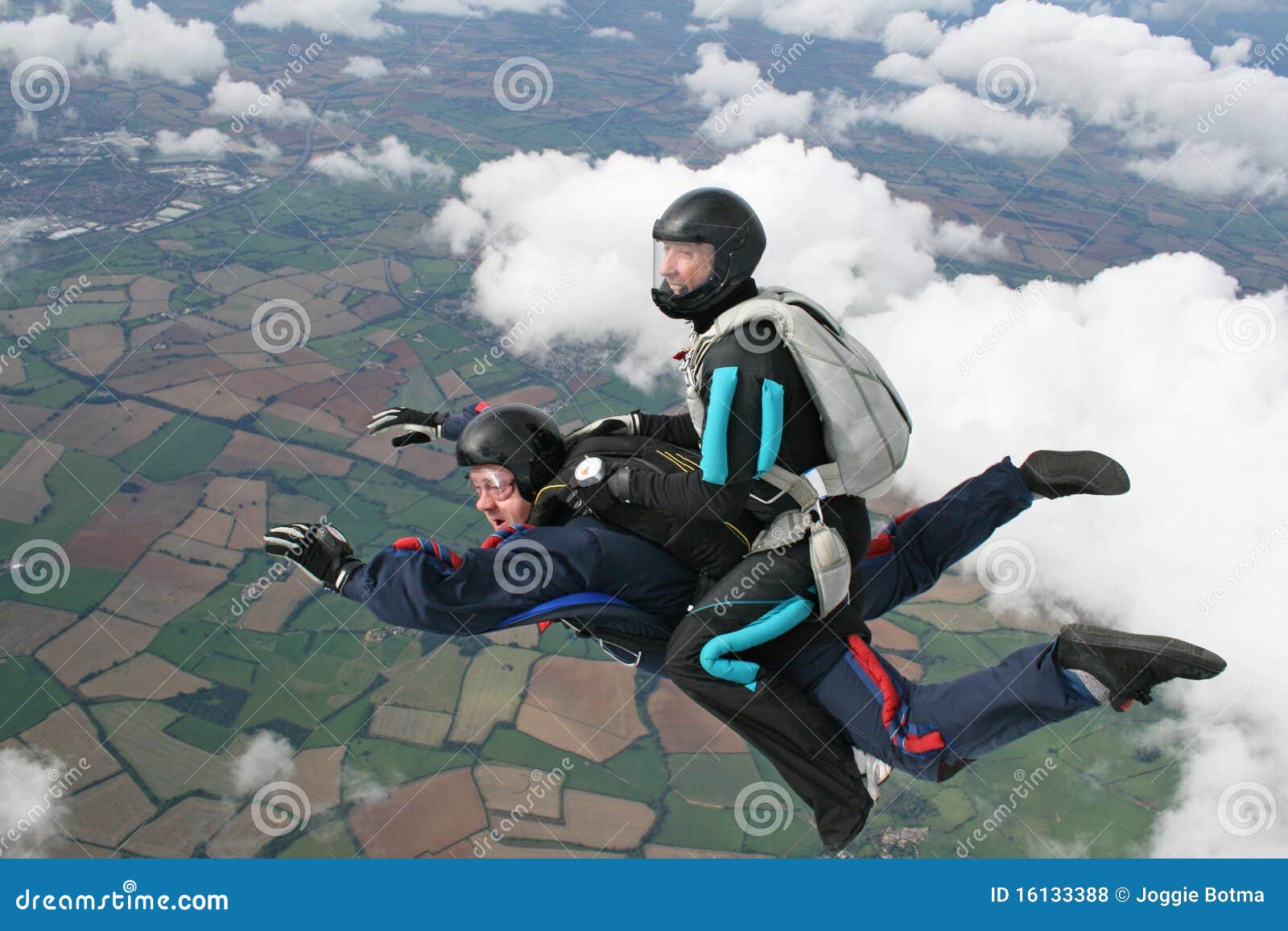 Zwei Skydivers Im Freien Fall Stockfoto - Bild von leute, hintergrund ...