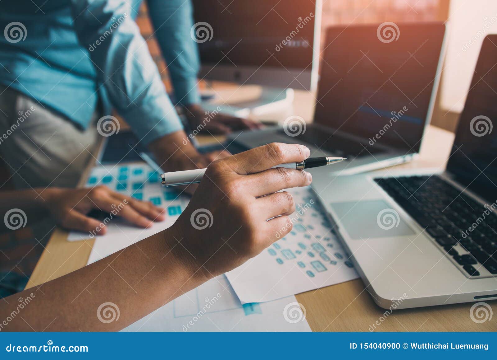 Zwei Softwareentwickler Analysieren Zusammen ?ber Den Code, Der in Das ...