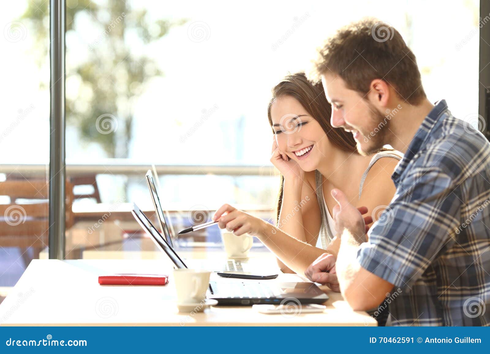 Zwei Studenten, Die in Einer Kaffeestube Studieren Stockbild - Bild von ...