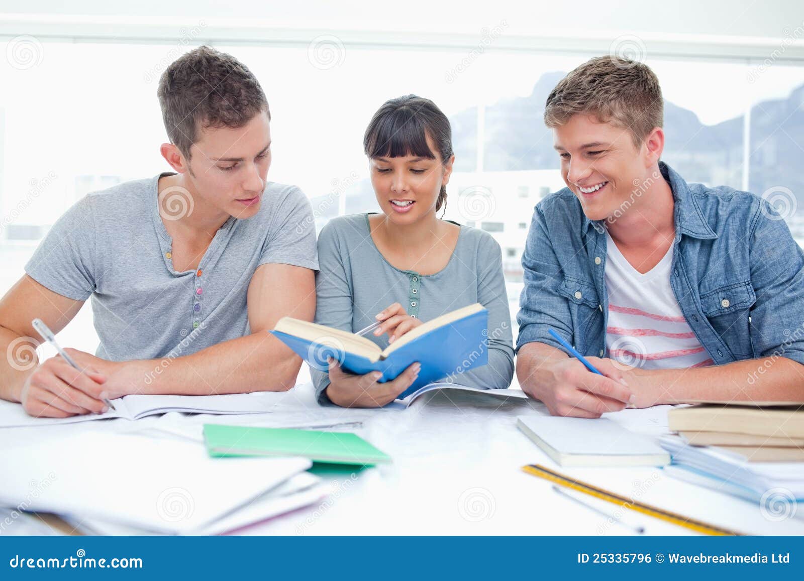 Zwei Studenten, Die Hilfe Von Einer Studentin Erhalten Stockfoto - Bild ...