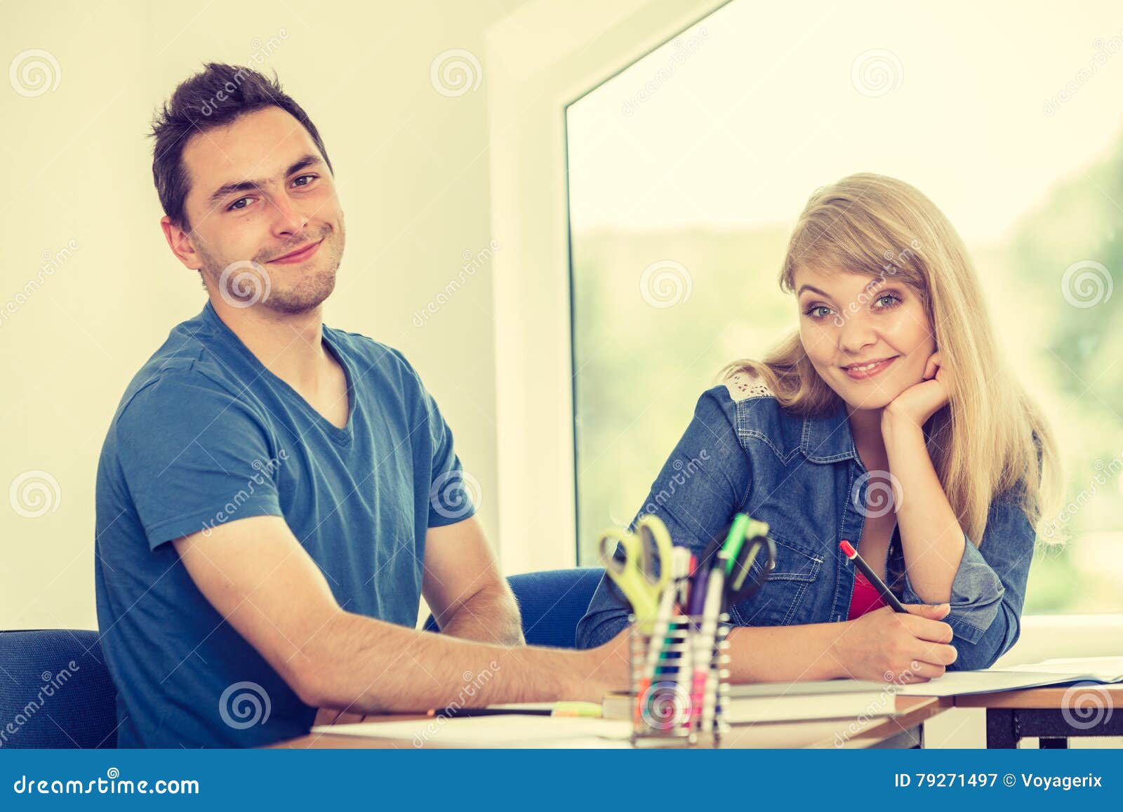 Zwei Studenten, Die Im Klassenzimmer Sprechen Stockbild - Bild von mann ...