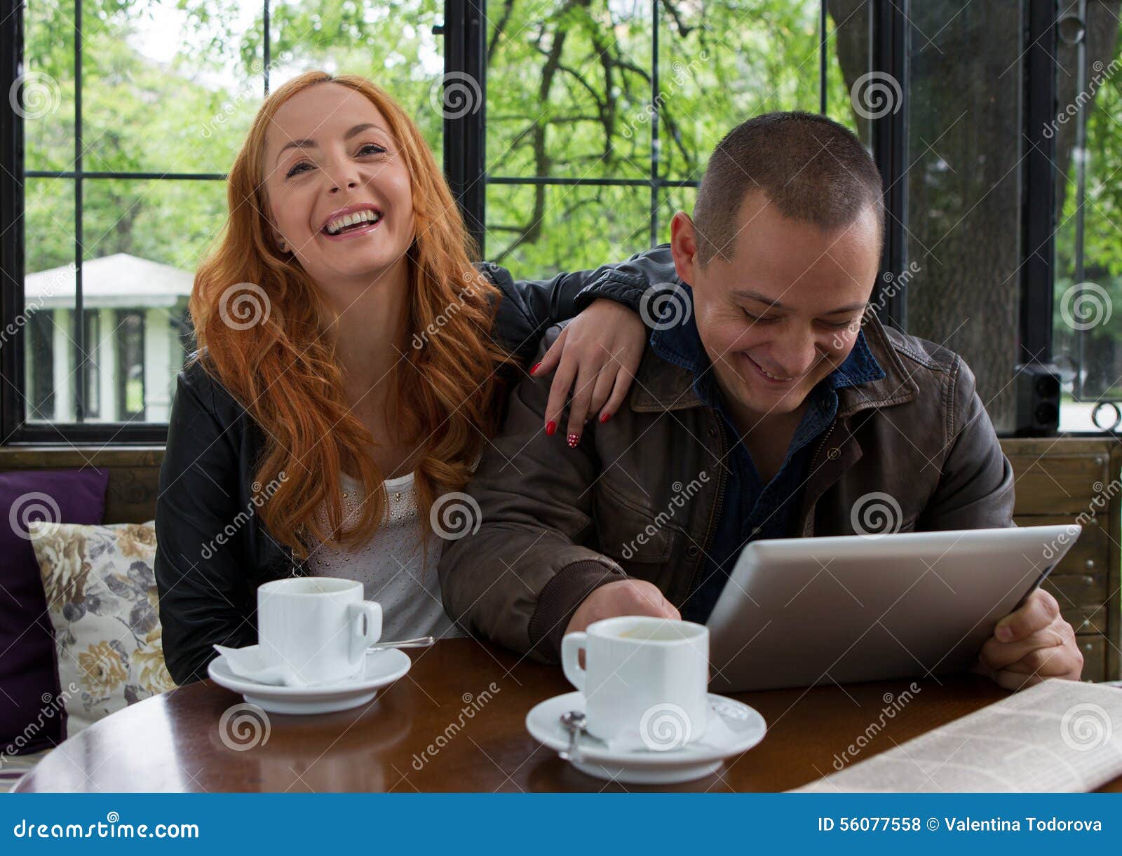 Zwei Studenten, Die Kaffee Trinken Stockfoto - Bild von publikation ...