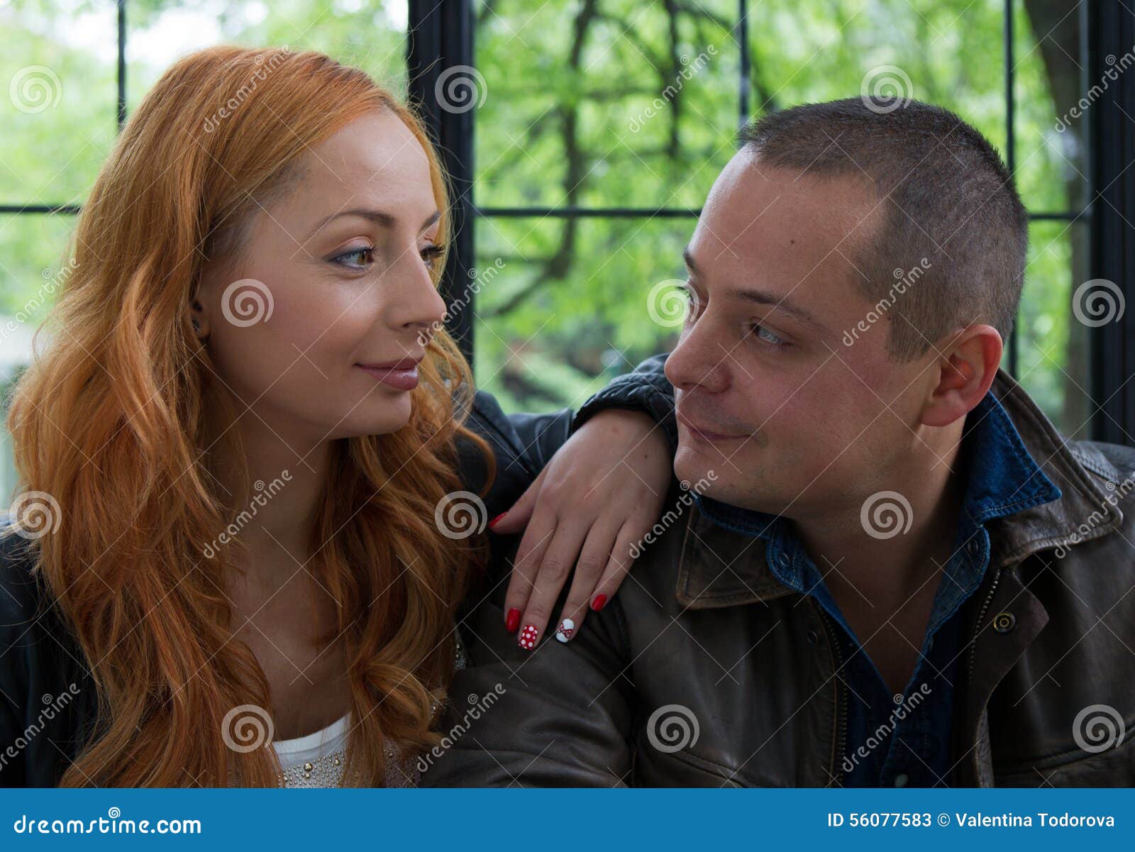 Zwei Studenten, Die Kaffee Trinken Stockbild - Bild von glück, leute ...