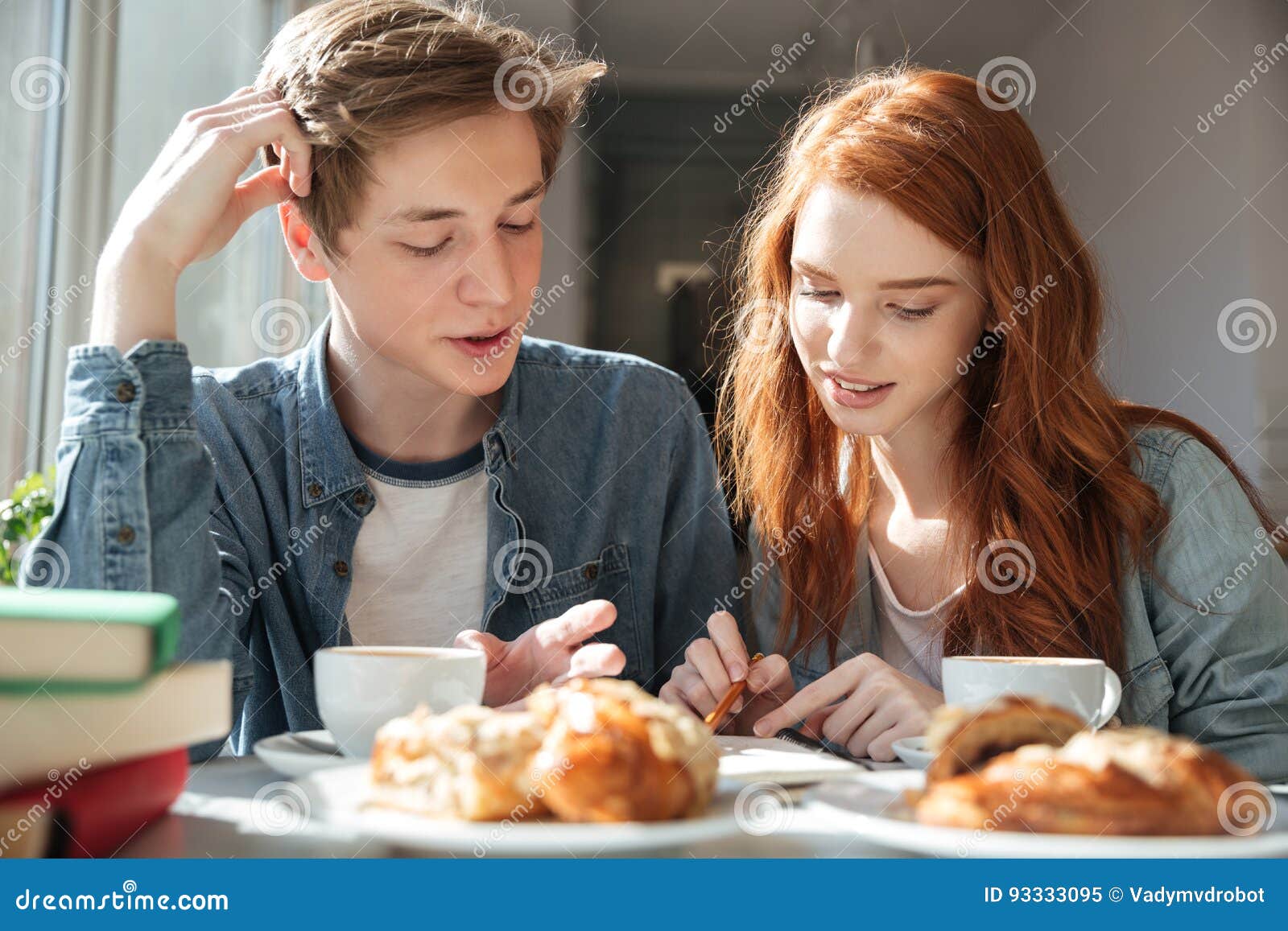 Zwei Studenten, Die Lektionen Machen Stockbild - Bild von nahrung ...