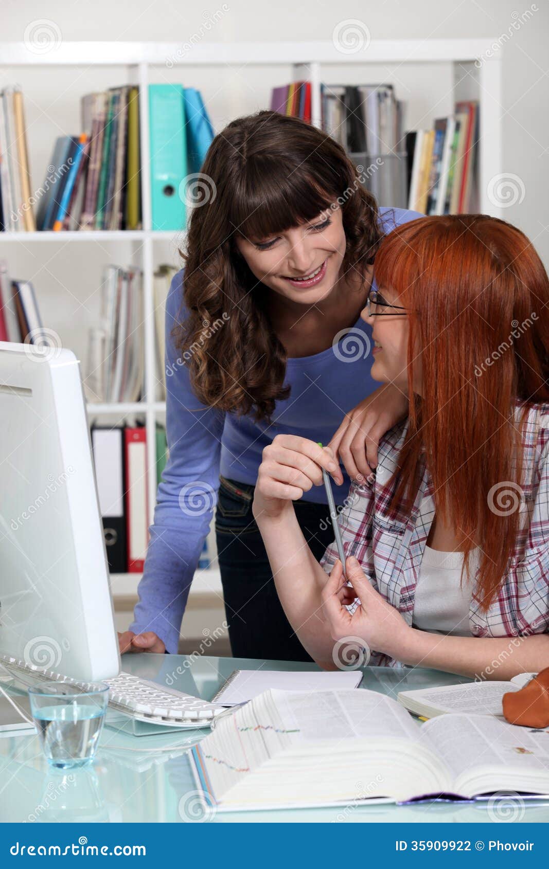 Zwei Studenten, Die Zusammen Studieren Stockfoto - Bild von ...