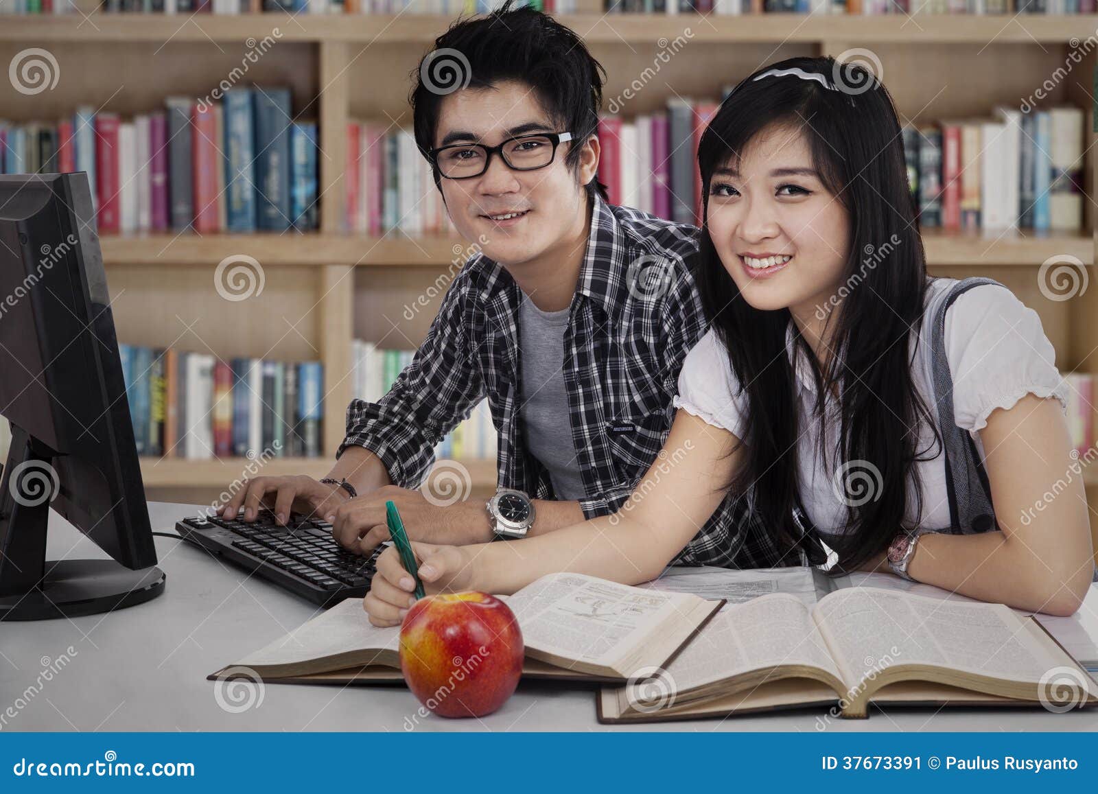 Zwei Studenten, Die Zusammen Studieren Stockbild - Bild von ausbildung ...