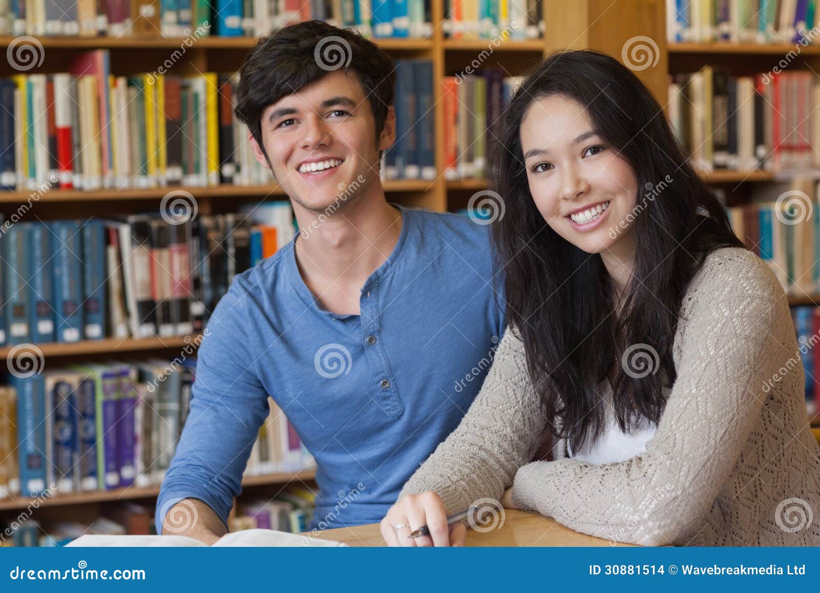 Zwei Studenten in Einer Bibliothek Stockfoto - Bild von wissen, buch ...