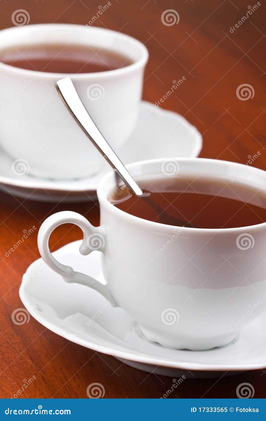 Zwei Tassen Tee Mit Saucers Stockbild - Bild von getränk, farbe: 17333565