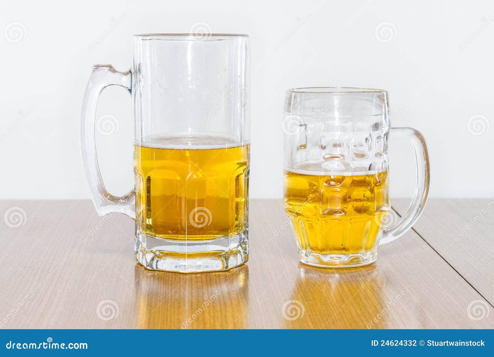 Zwei Verschiedene Bier-Becher Halb Voll Mit Lager Stockfoto - Bild von ...