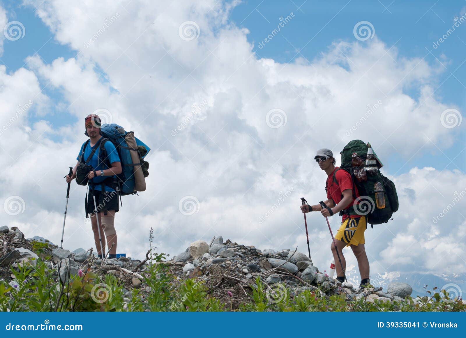 Zwei Wanderer stockbild. Bild von wanderer, bergsteiger - 39335041