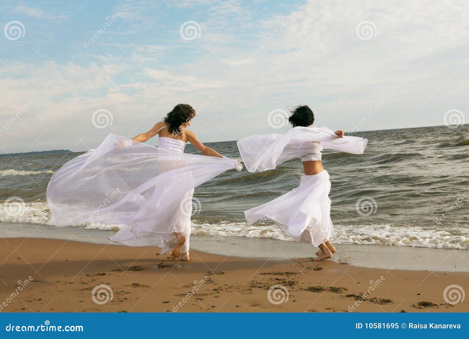 Zwei Weiße Engel Auf Dem Strand Stockbild - Bild von kleidung, küsten ...