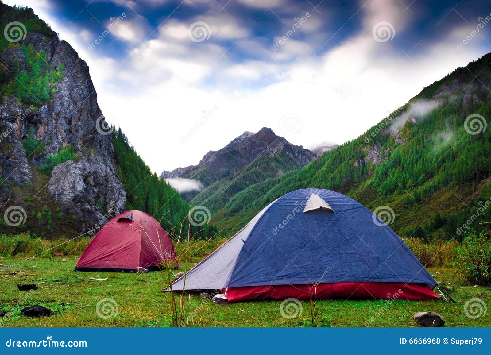 Zwei Zelte stockfoto. Bild von berge, zelte, wolken, wiese - 6666968