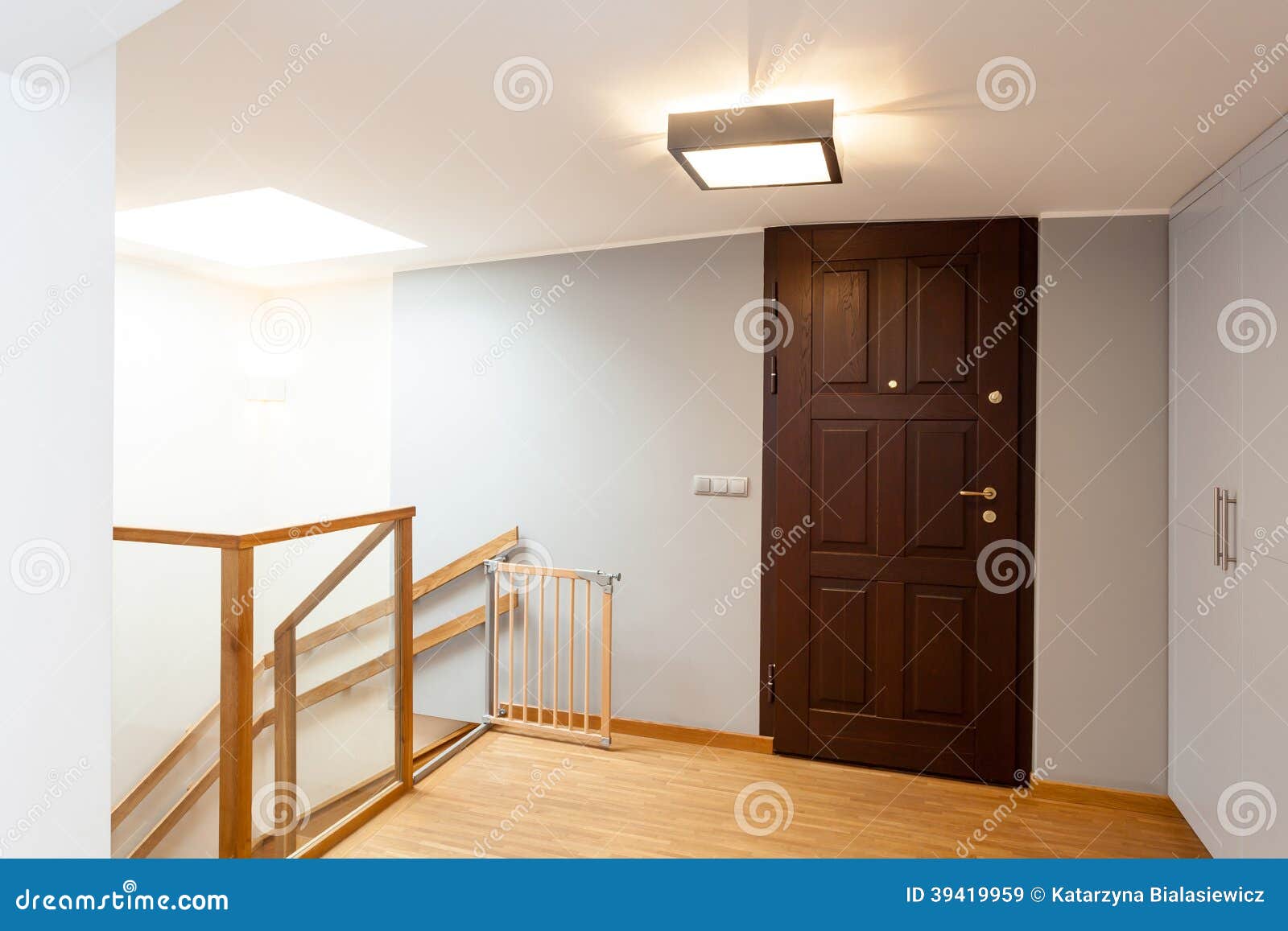 Zweiter Stock Und Treppenhaus Stockbild - Bild von glas, halle: 39419959