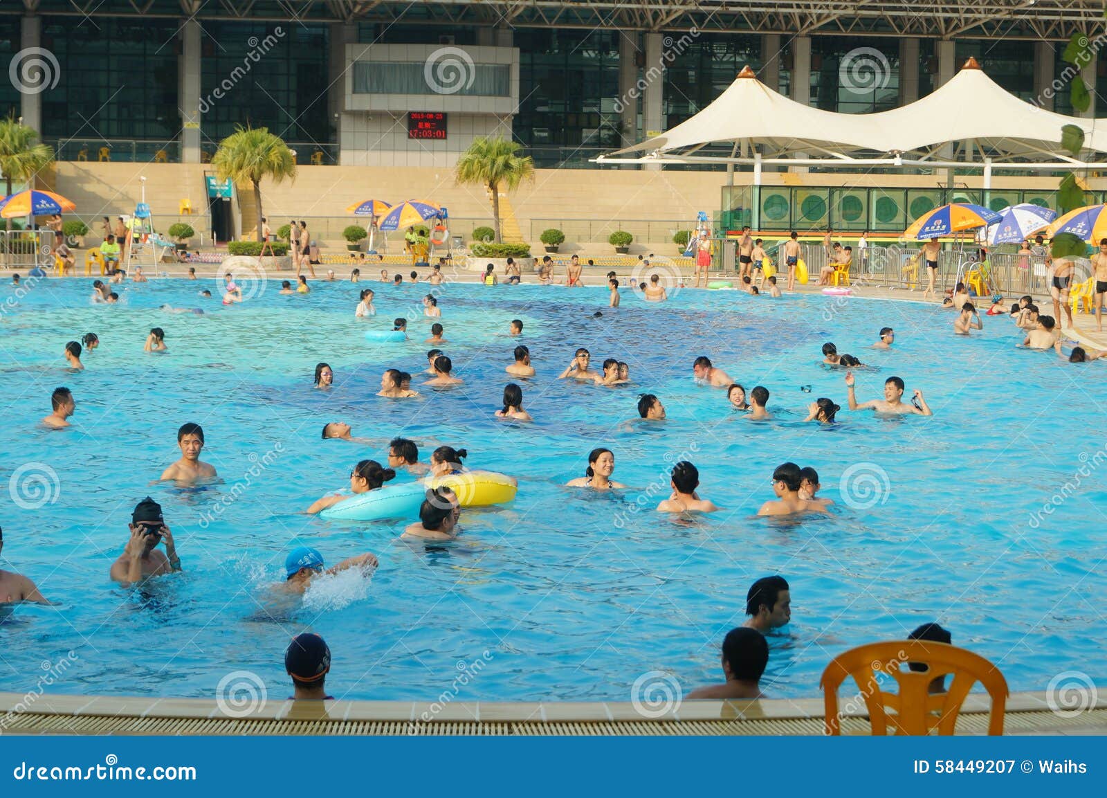 Zwembad, Mensen in Het Zwemmen Redactionele Fotografie - Image of ...