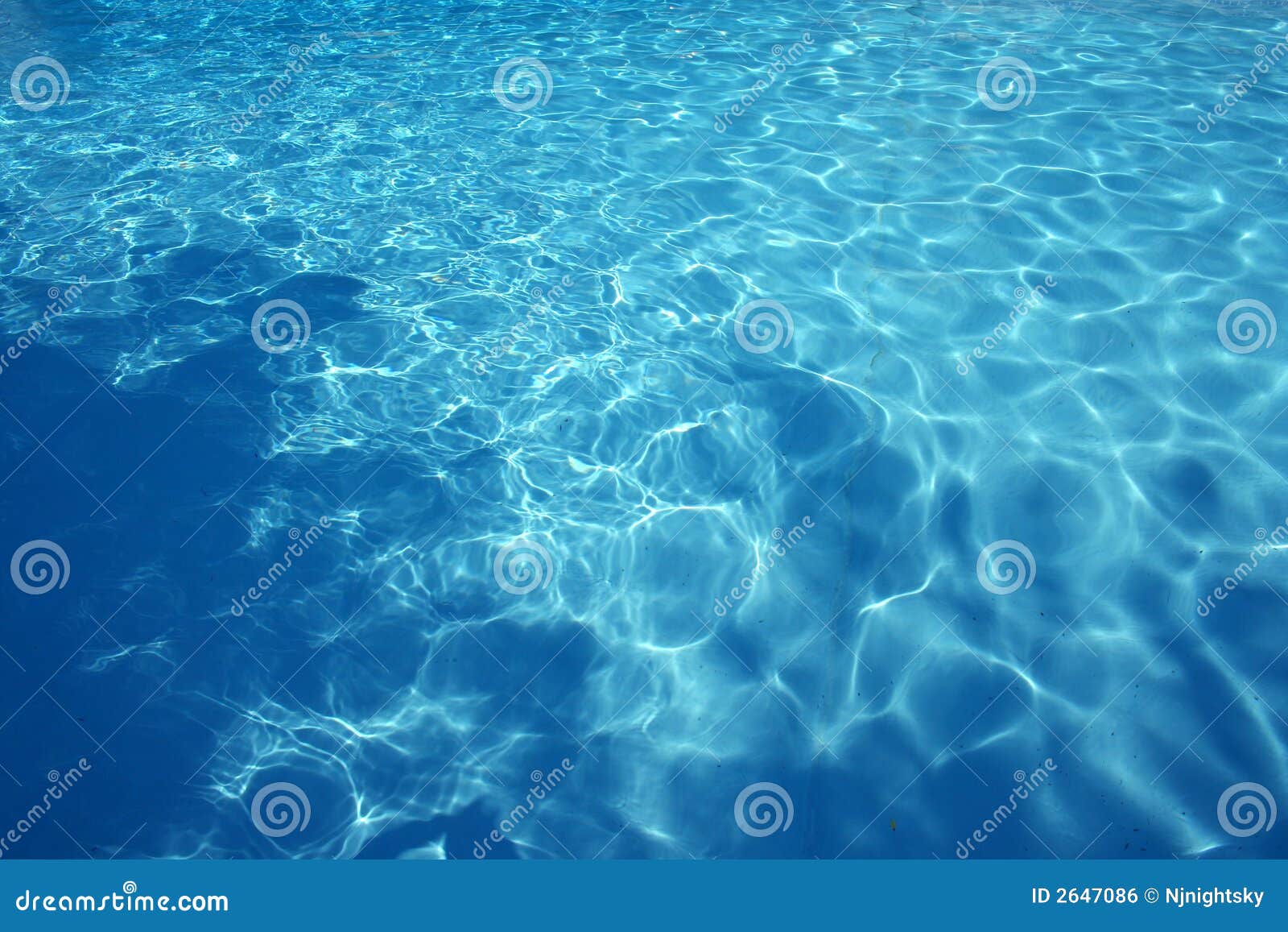 Zwembadwater stock foto. Image of zomer, zwem, stappen - 2647086