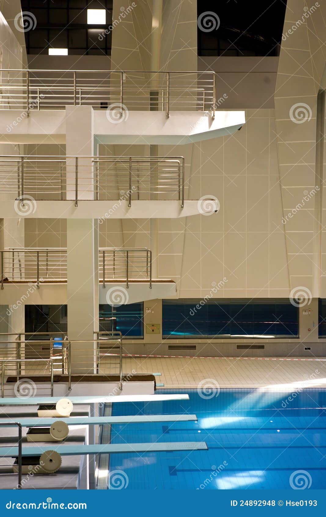 Zwemmende het duiken zaal stock foto. Image of gebouw - 24892948