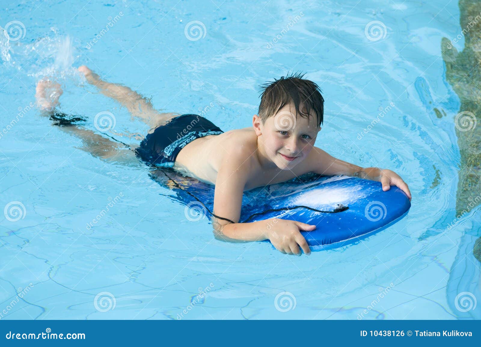 Zwemmende jongen. stock foto. Image of zwevend, jeugd - 10438126