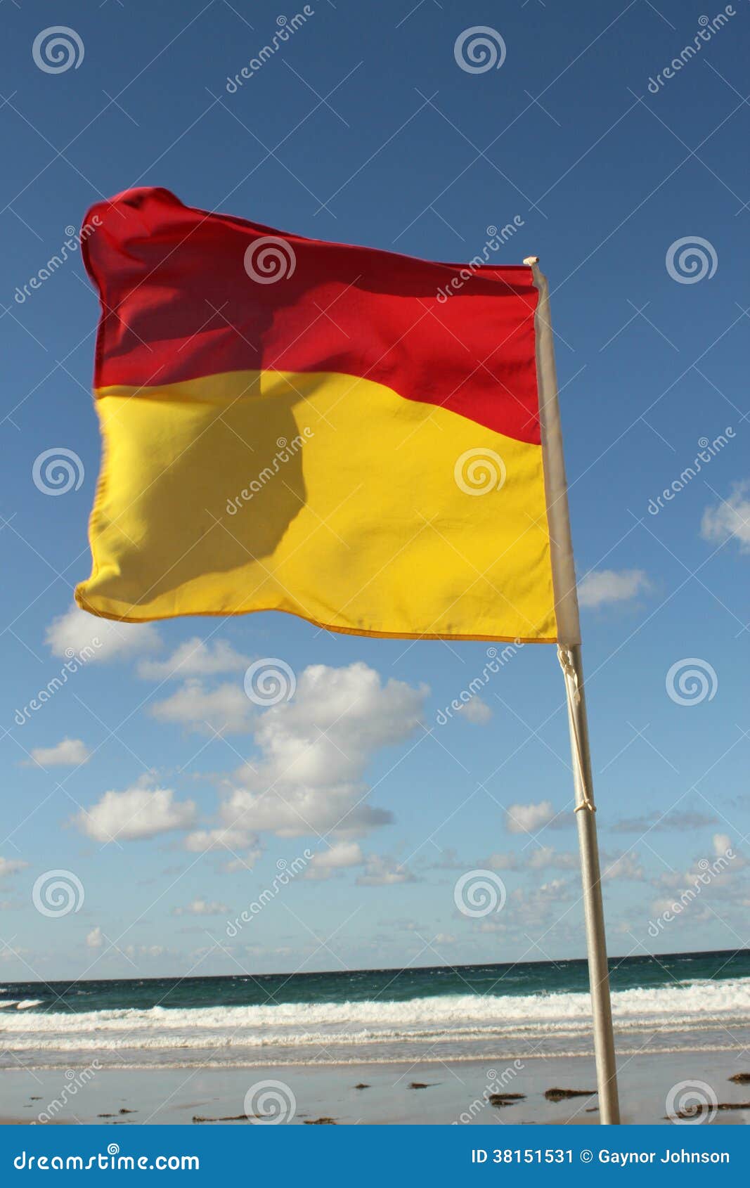 Zwemmende Vlag Op Het Strand Stock Afbeelding - Image of kustwacht ...
