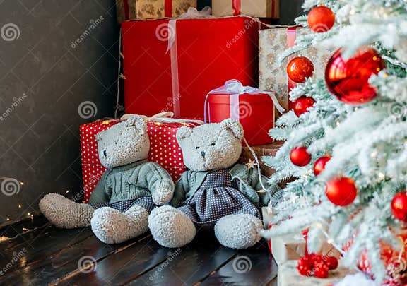 árbol De Navidad Con Regalos Y Osos De Peluche Foto De Archivo Imagen