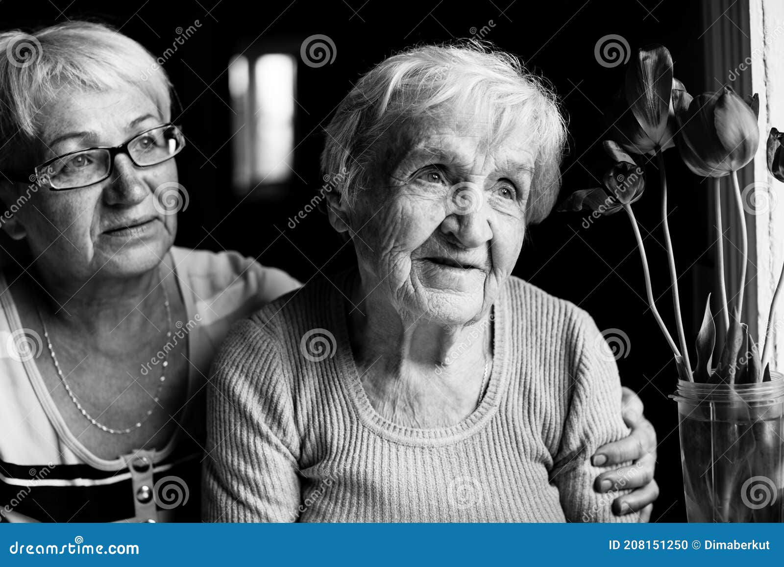 Äldre Mormor Med Hennes Vuxen Dotter Svartvit Bild Arkivfoto Bild