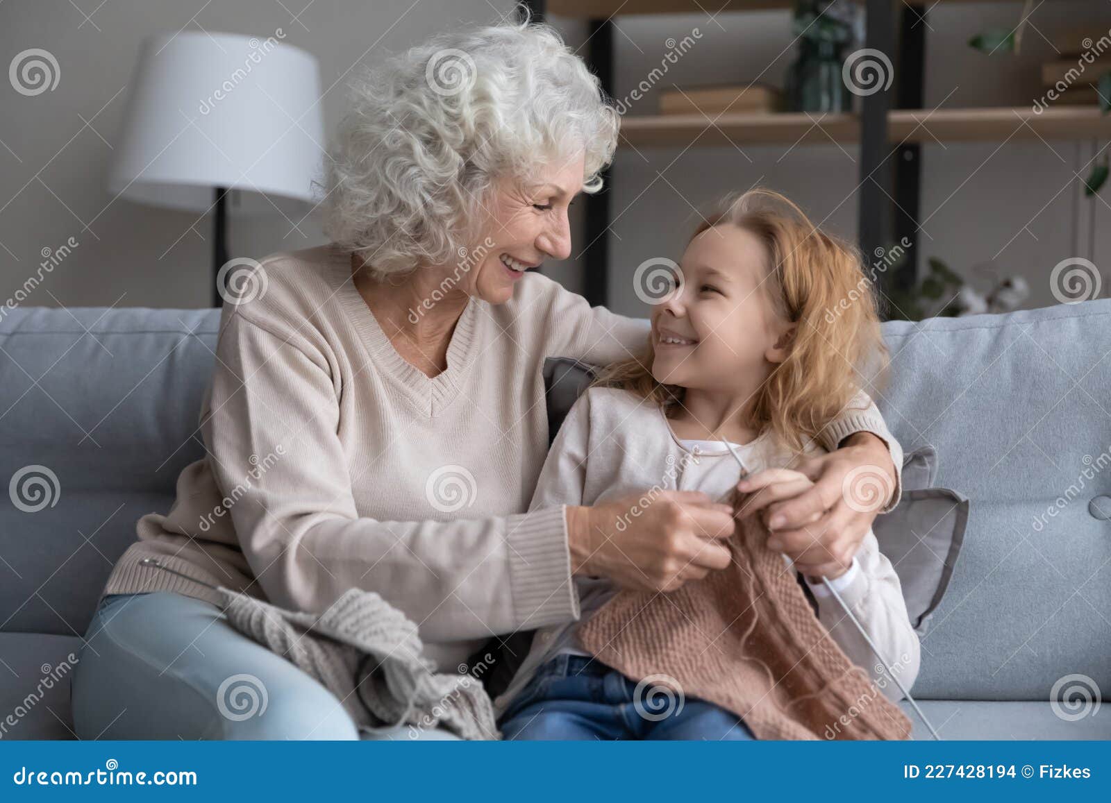 Äldre Mormor Och Små Barnbarn Knullar Ihop Arkivfoto Bild Av Farmor