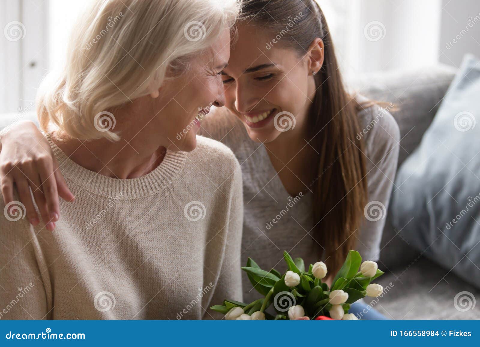 Äldre Vuxen Dotter Hälsar Mamma Med Blommor Arkivfoto Bild Av