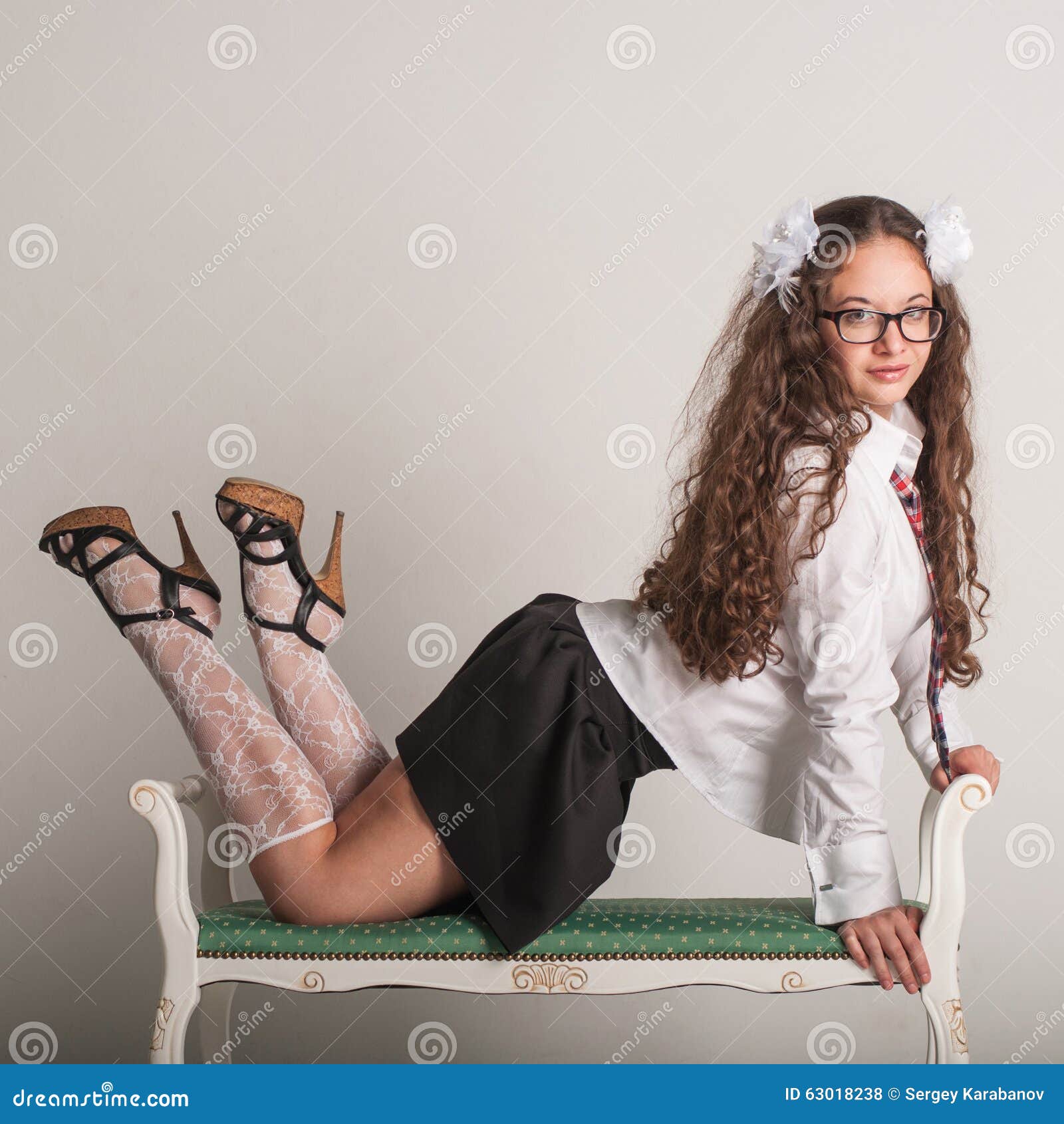 Écolière Sexy Posant Sur Le Sofa Photo Stock Image Du Sofa Genou
