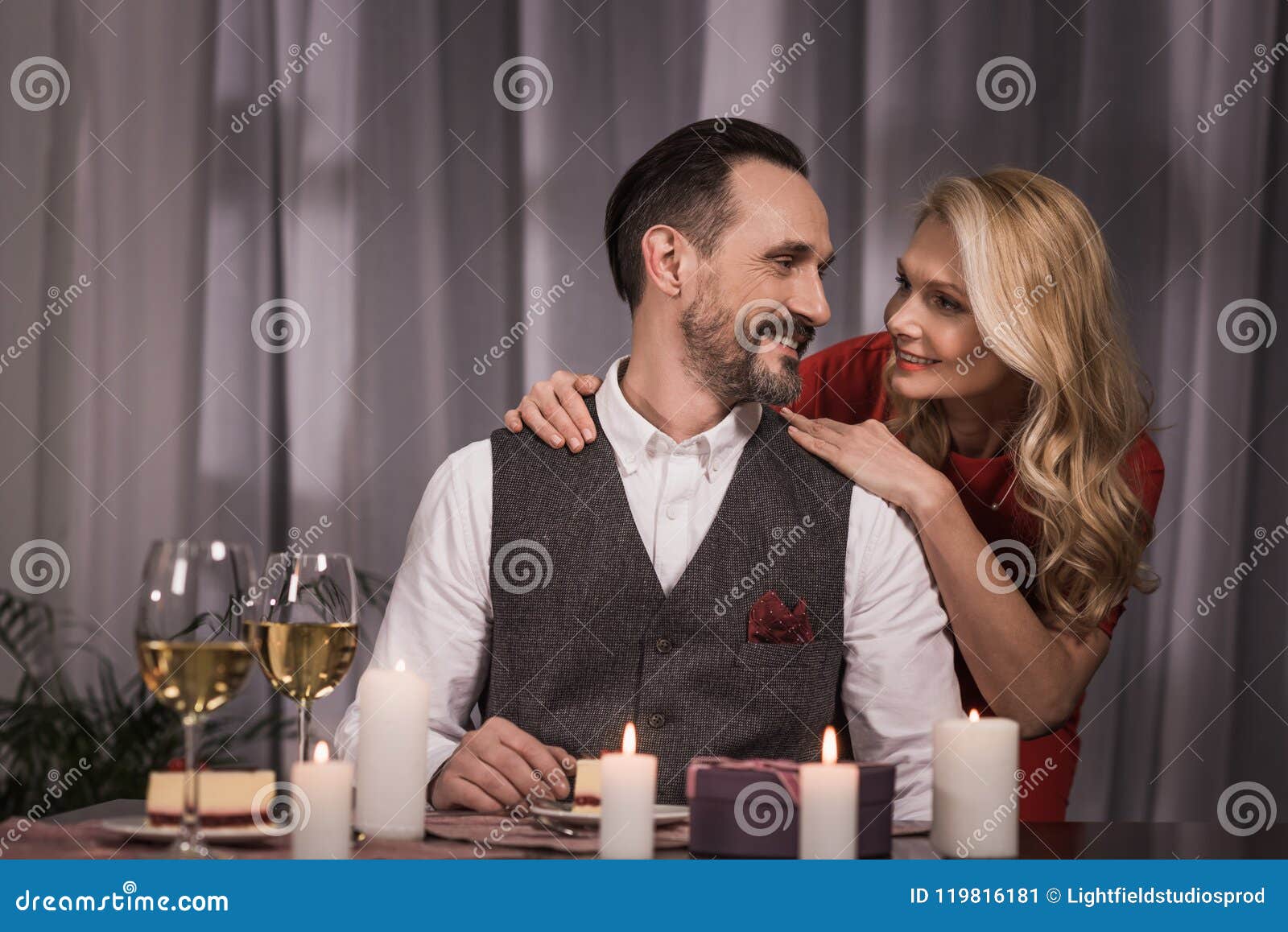 épouse étreignant Le Mari Et Eux Regardant Image Stock Image Du Datte