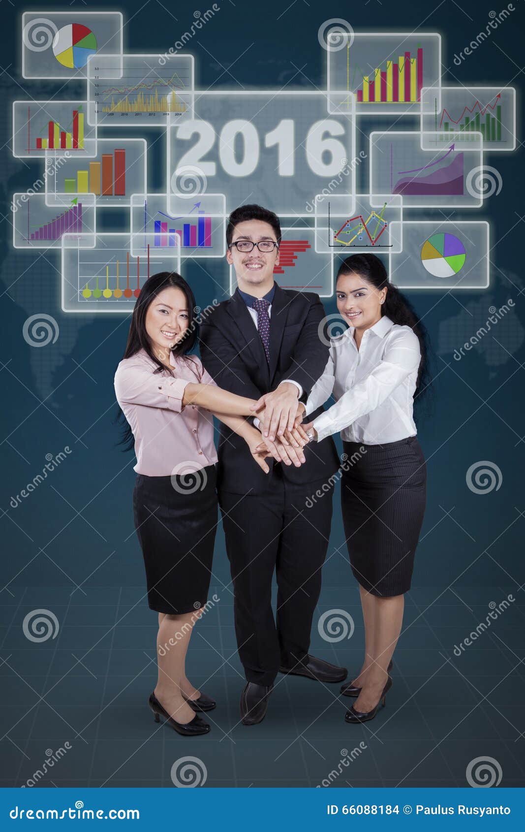 Équipe D'affaires Et Graphique Financier Montrant L'unité Photo stock ...