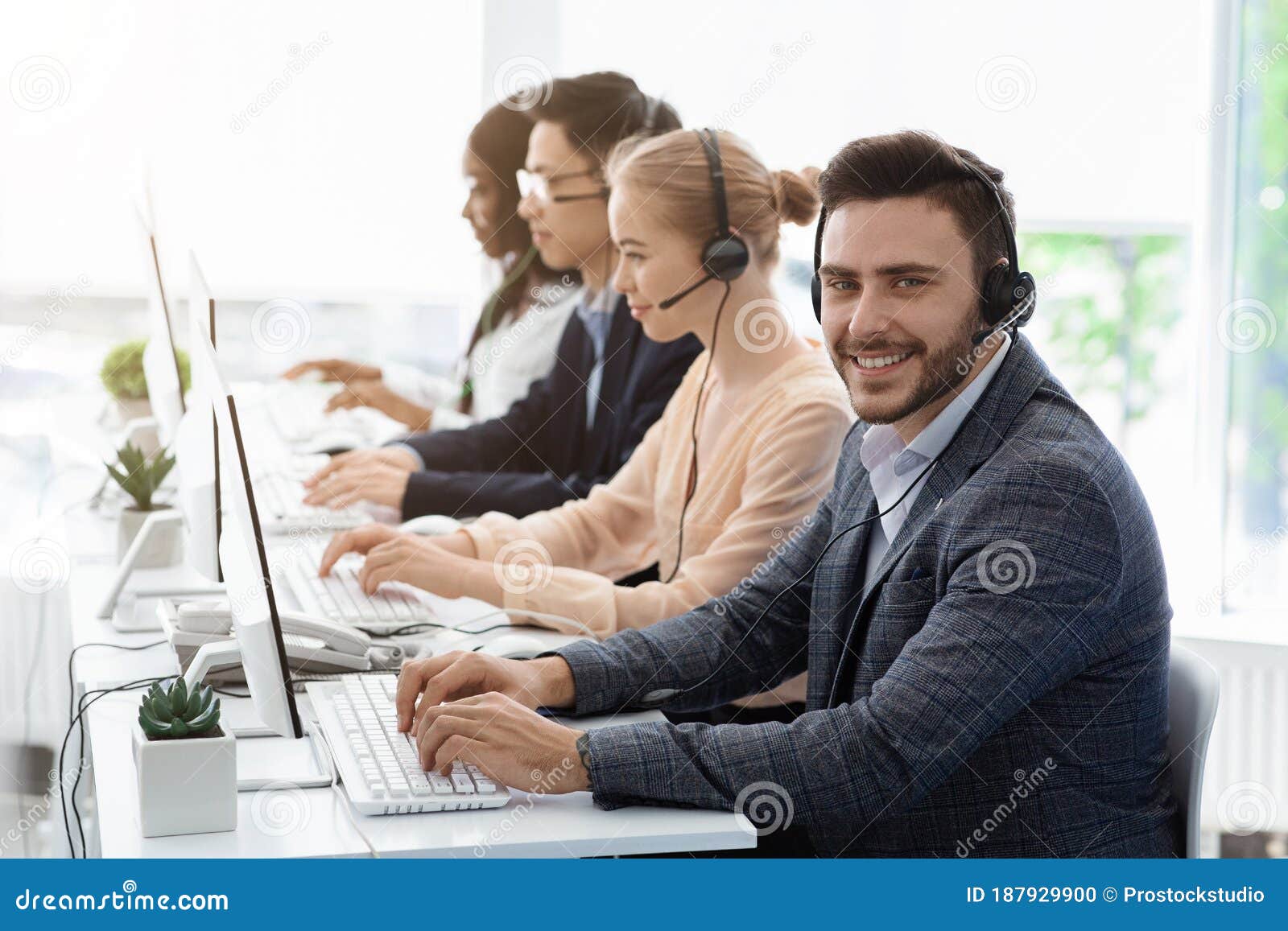 Équipe D'agents Du Service à La Clientèle Avec Des Casques Fonctionnant ... Équipe D'agents Du Service à La Clientèle Avec Des Casques Fonctionnant ...