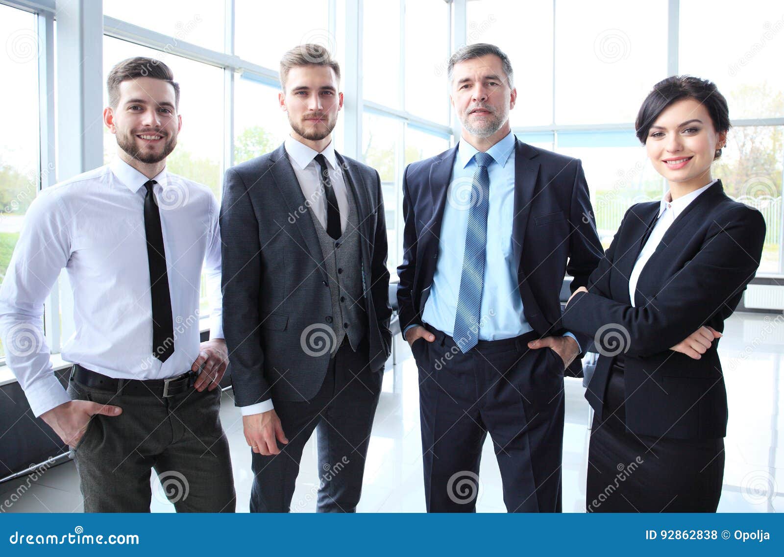 Équipe De Sourire Heureuse D'affaires Dans Le Bureau Photo stock - Image du américain, hommes ...