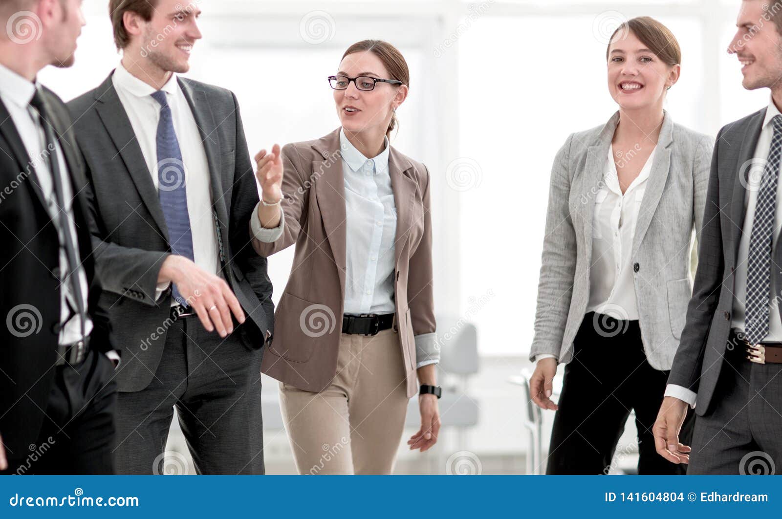 Équipe Réussie D'affaires Dans Le Bureau Photo stock - Image du employé ...