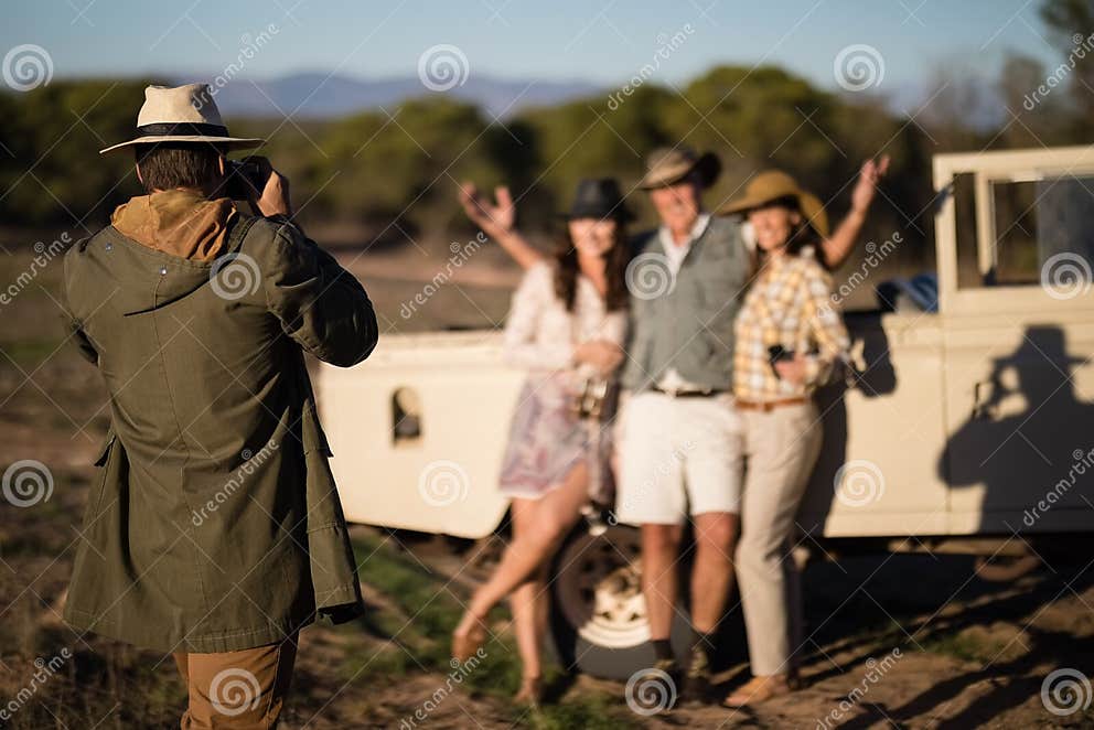 Équipez Prendre Une Photo De Ses Amis Pendant Des Vacances De Safari ... Équipez Prendre Une Photo De Ses Amis Pendant Des Vacances De Safari ...