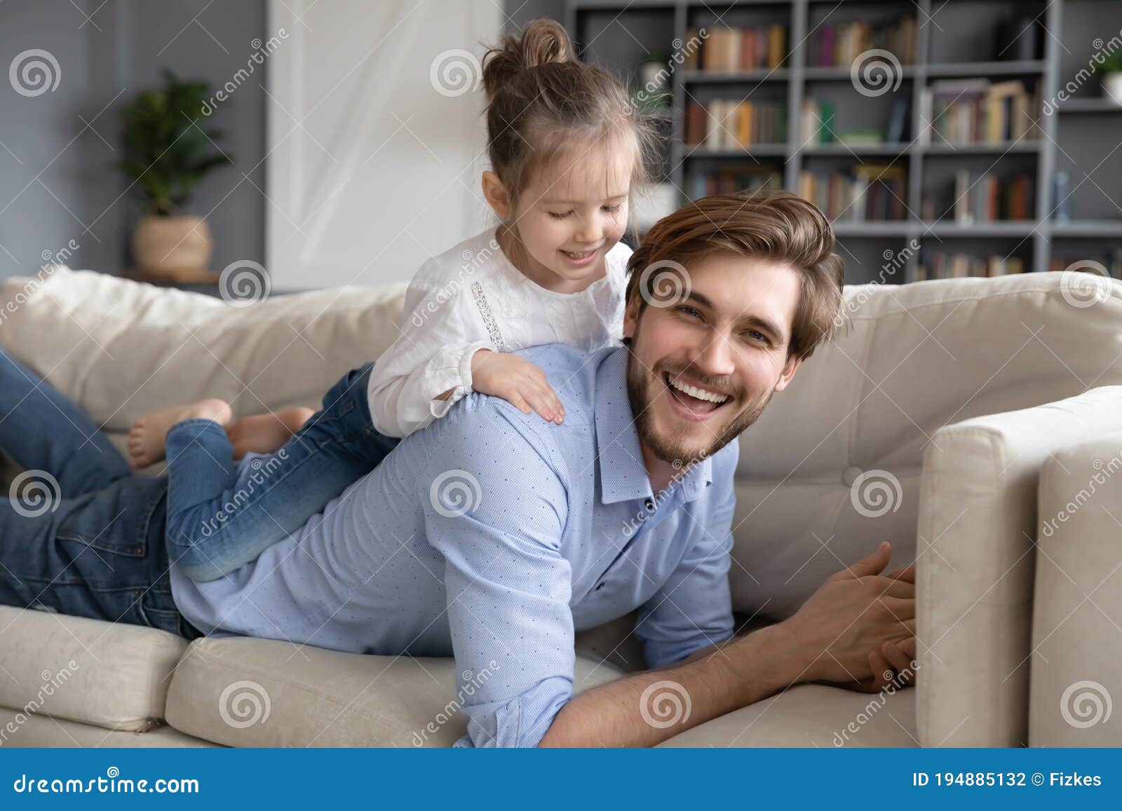 överlycklig Ung Pappa Som Skrattar Liten Barndotter På Ryggen